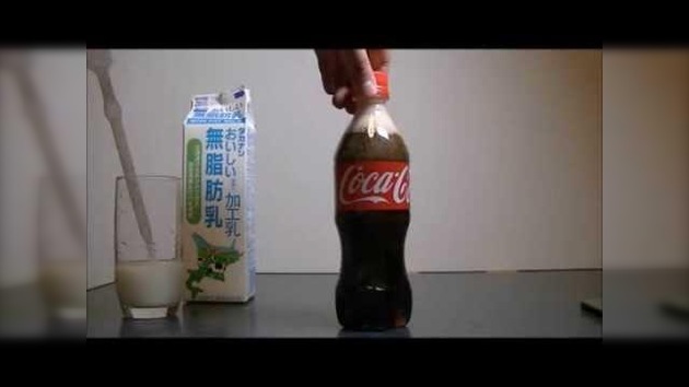 ¿Qué sucede si mezclamos leche con Coca-Cola? - RT