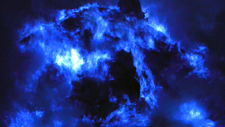 Imágenes espectaculares de la lava azul de un volcán indonesio (fotos ...