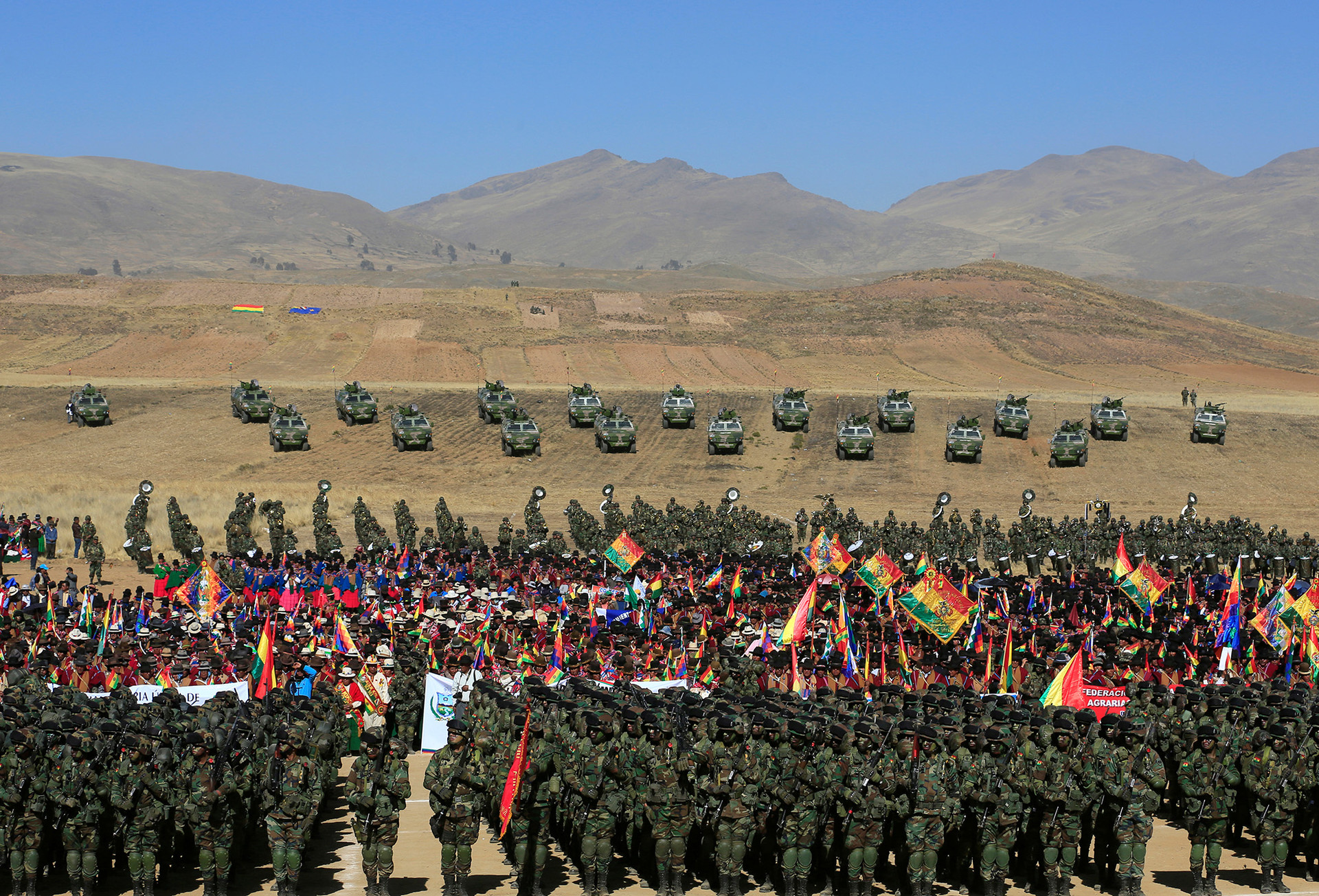 El gran desfile cívico-militar de Bolivia en espectaculares imágenes