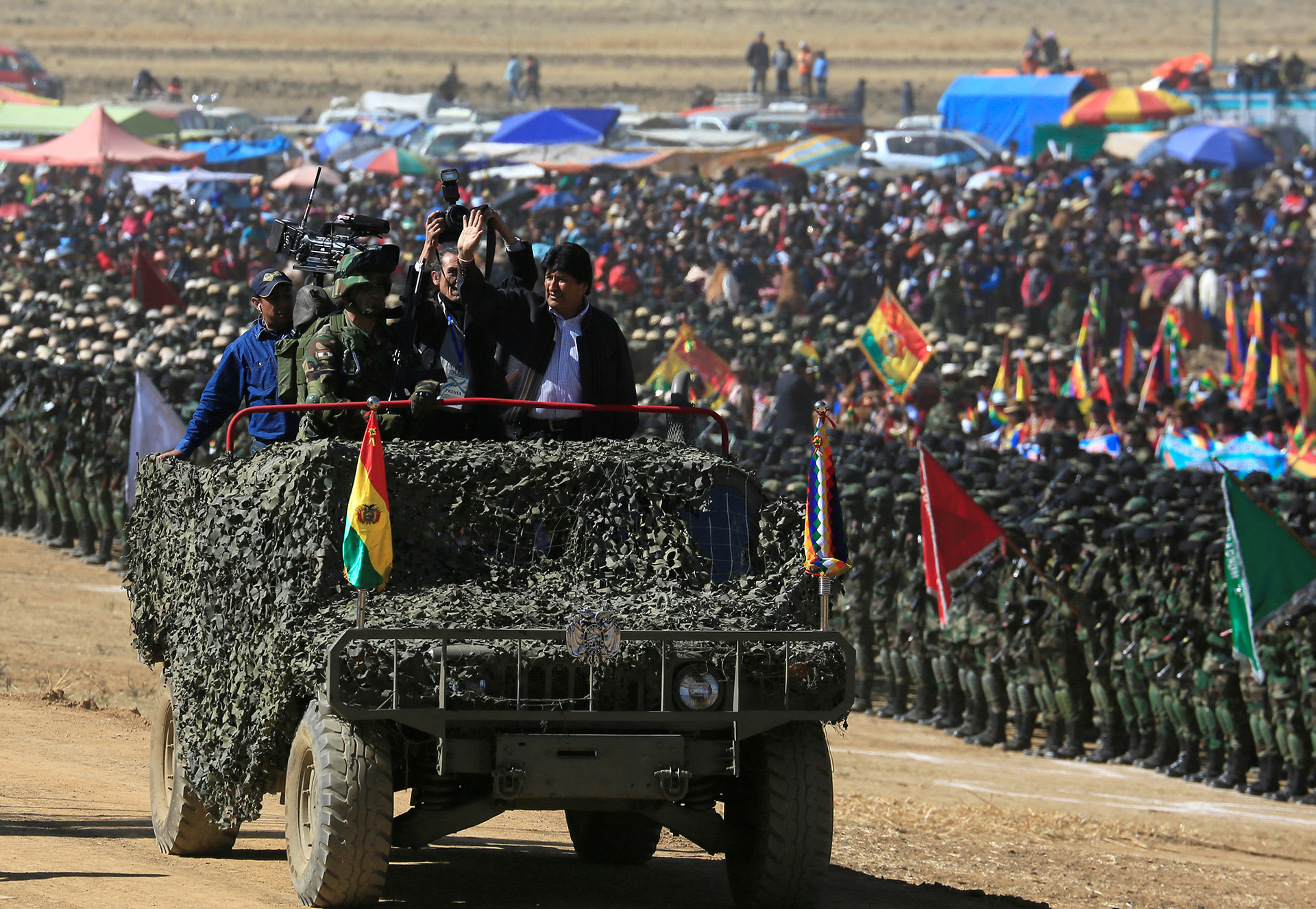 El gran desfile cívico-militar de Bolivia en espectaculares imágenes