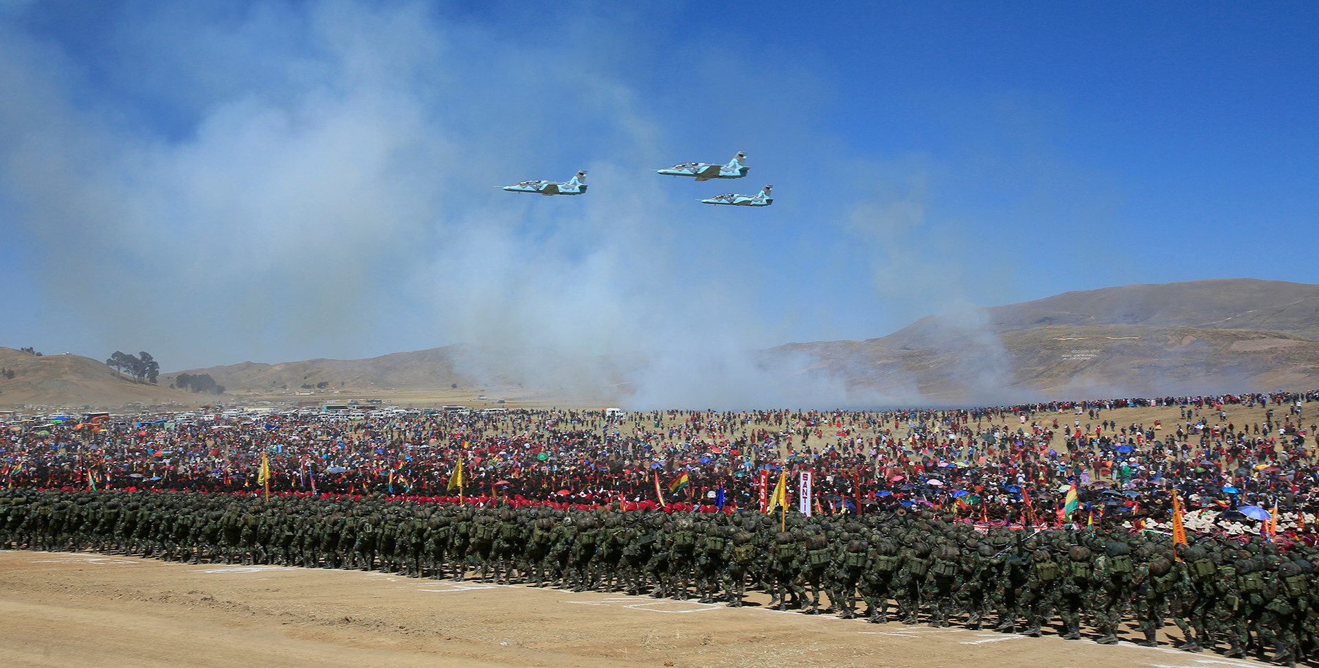 El gran desfile cívico-militar de Bolivia en espectaculares imágenes