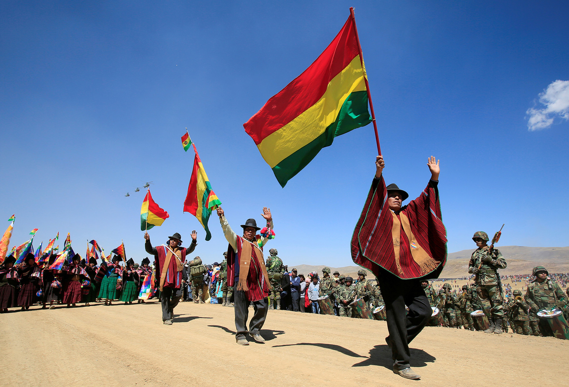 El gran desfile cívico-militar de Bolivia en espectaculares imágenes