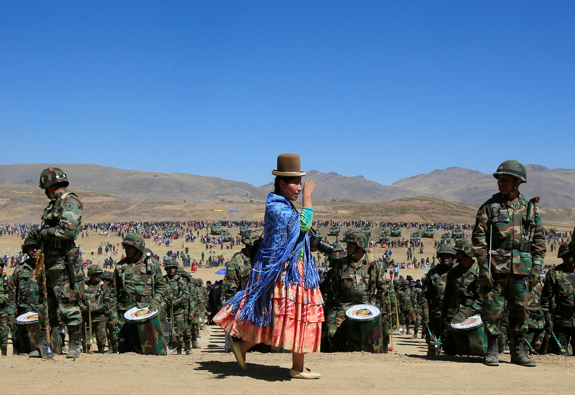 El gran desfile cívico-militar de Bolivia en espectaculares imágenes