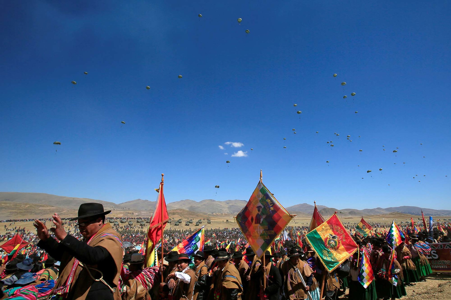 El gran desfile cívico-militar de Bolivia en espectaculares imágenes