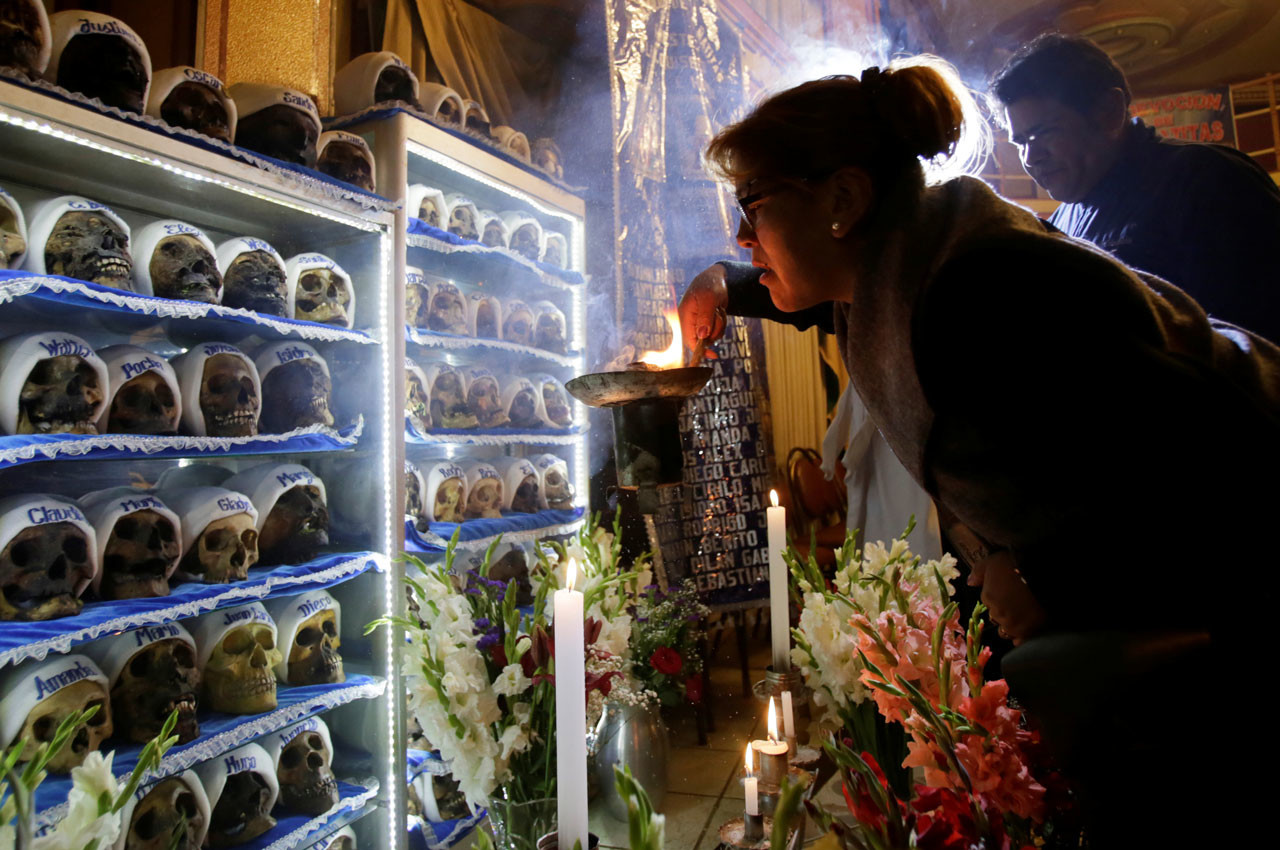 El Día de las Ñatitas en Bolivia: Cuando cráneos 'llevan' gafas de sol ...