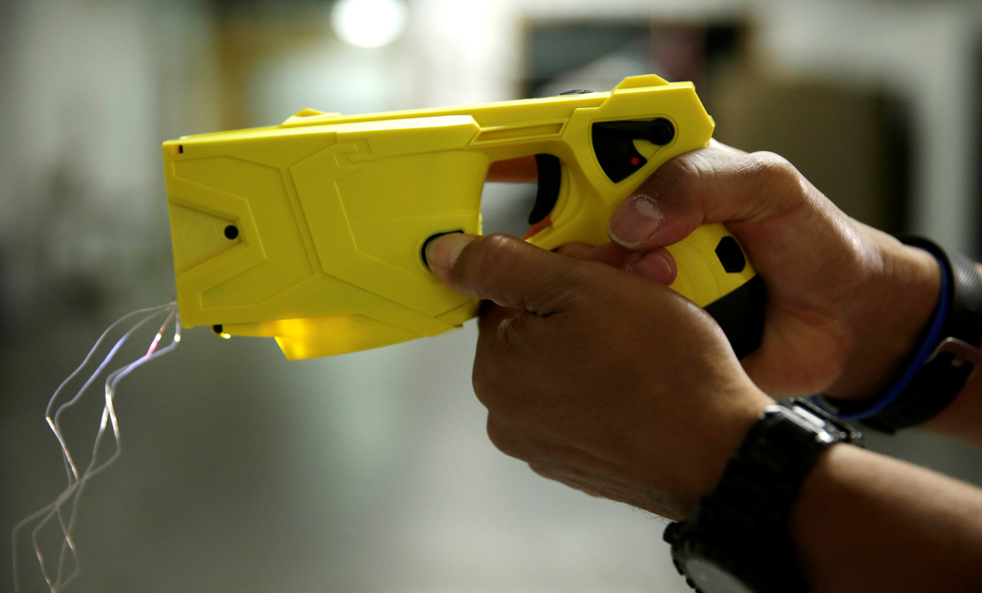 Argentina autoriza el uso de pistolas Taser en sus Fuerzas de Seguridad ...