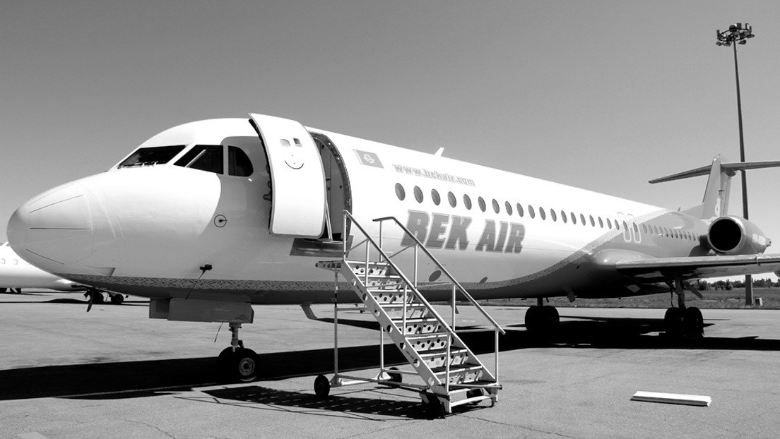 Un video muestra labores de rescate junto al ala del avión siniestrado ...