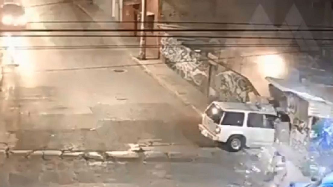 Video Una Cámara De Seguridad Capta El Momento En Que Una Camioneta Se