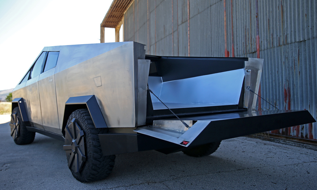 FOTOS, VIDEO: Un impaciente fan de la Tesla Cybertruck no espera su ...