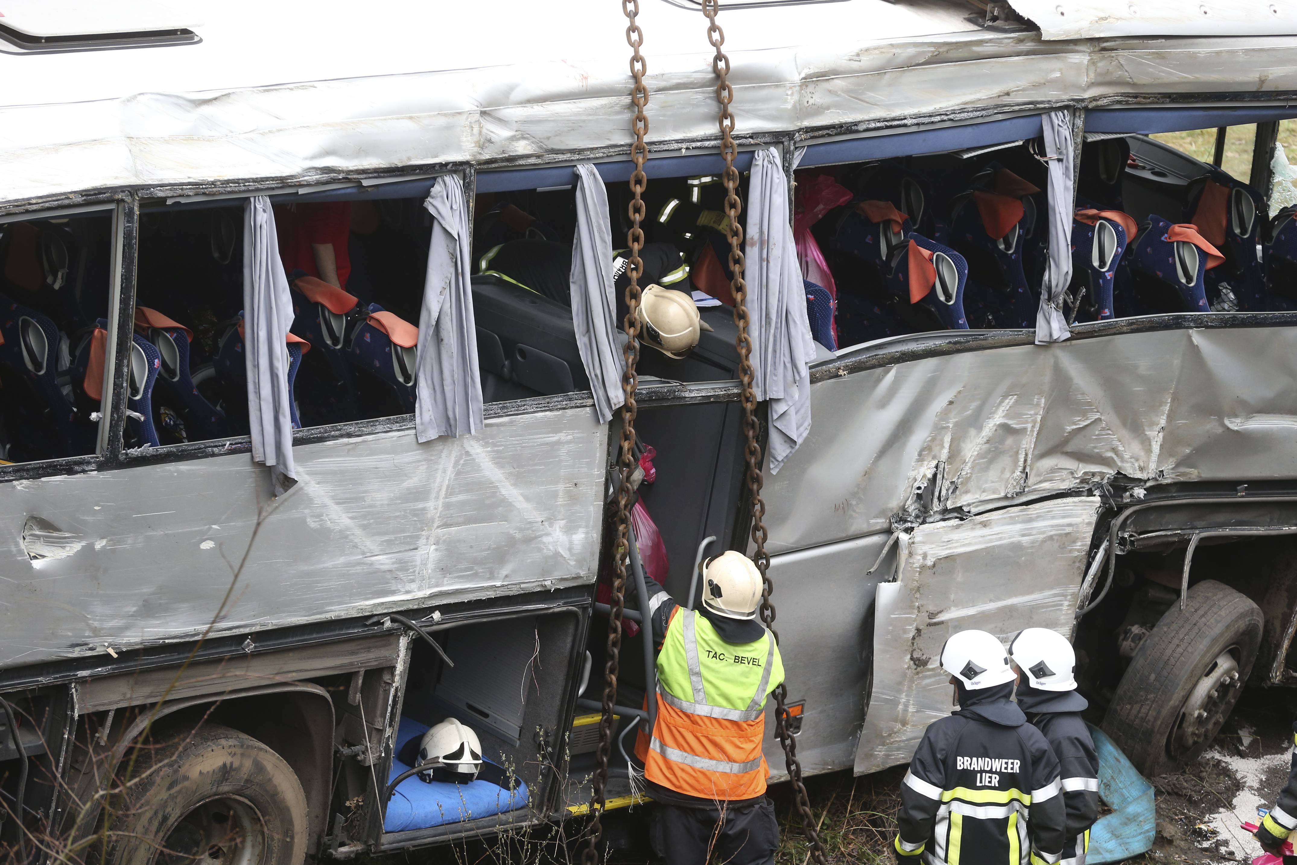 Fotos: Al menos 5 muertos al accidentarse un autobús con adolescentes ...