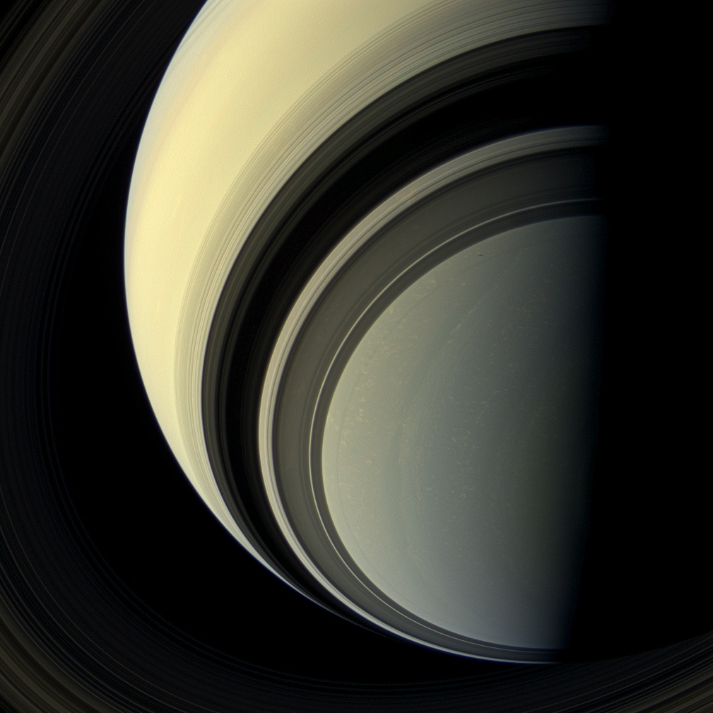 La NASA muestra las primeras imágenes a todo color de Saturno y sus ...