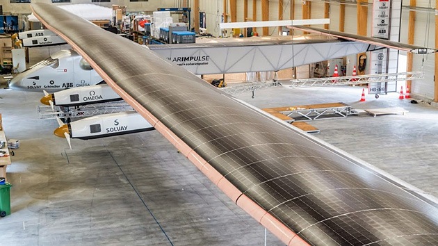 Video, Fotos: Presentan el avión solar que hará un viaje alrededor del ...