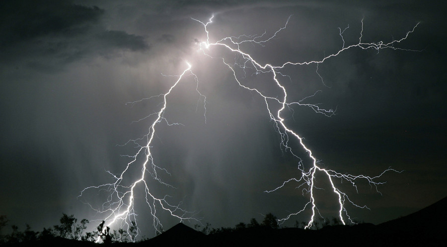 Train derails in dazzling Chicago lightning storm (PHOTOS, VIDEO) — RT ...
