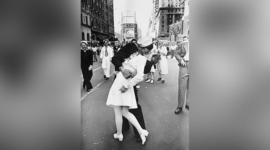 Nurse from iconic ‘V-J Day in Times Square’ photo dies aged 92 — RT USA ...