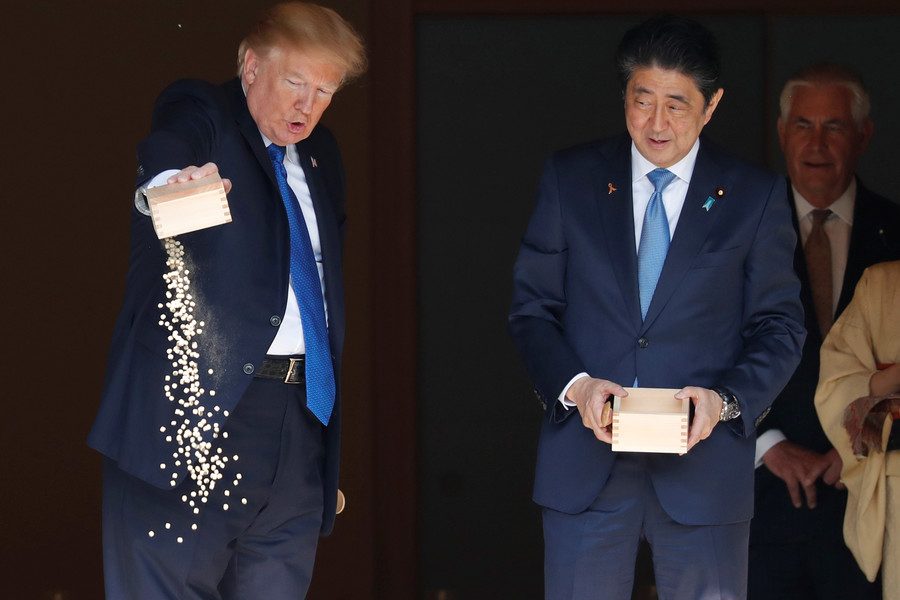 Twitter carps on about Trump’s bizarre fish-feeding technique (PHOTOS ...