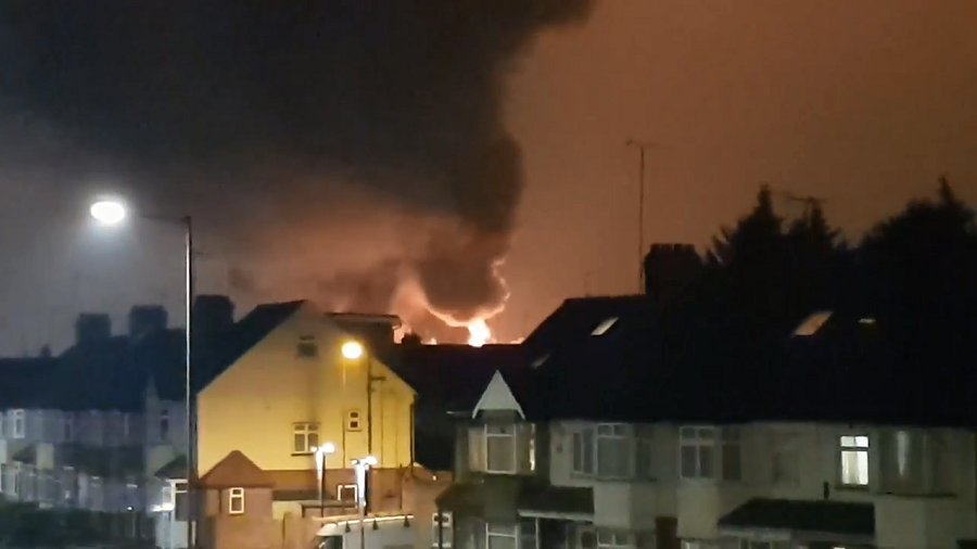 Huge fire engulfs paint factory in London (PHOTOS, VIDEOS) — RT UK News