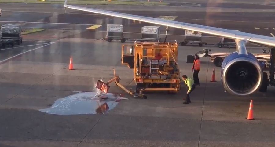 Airport workers oblivious as fuel spills onto runway (VIDEOS) — RT ...