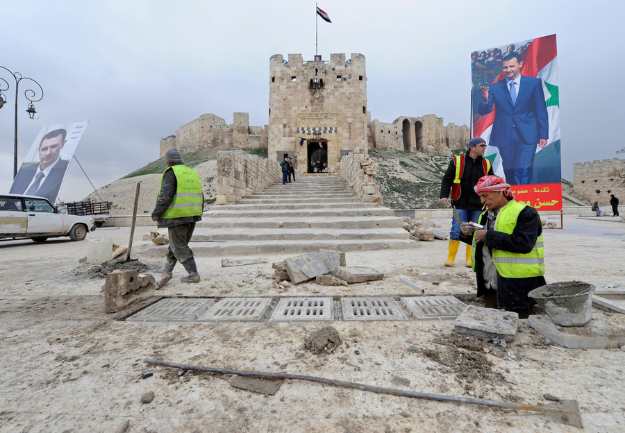 Hundreds of fetishists hold erotic S&M party on German lake (VIDEO ...