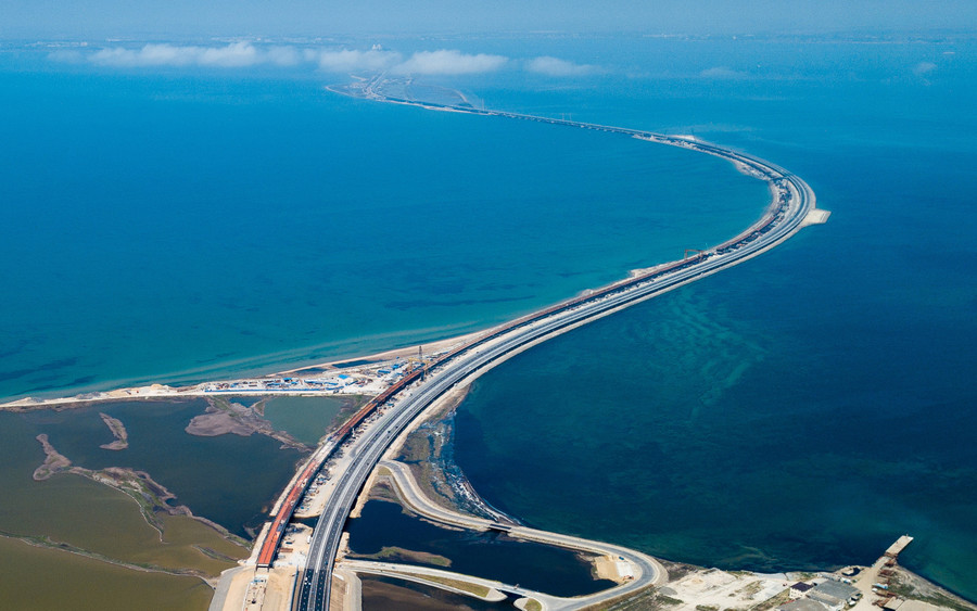Connecting Russia: First railroad span across Crimean Bridge complete ...