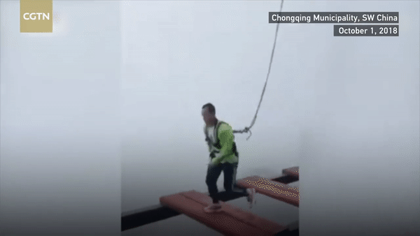 Chilling VIDEO shows tourist’s safety cord snapping during jump across ...