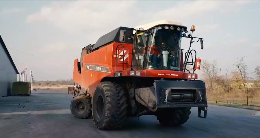 Self-driving high-tech combine harvester from Soyuz AI makers tested in ...