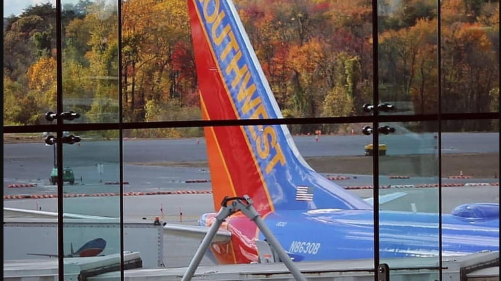 6 people injured after jet bridge collapses at Baltimore airport — RT ...