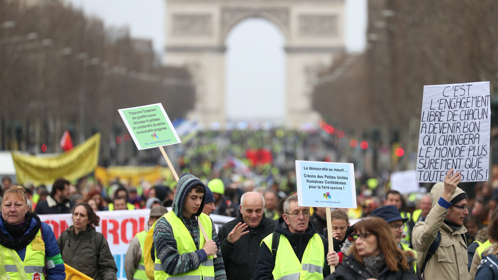 Act 17: Police soak Yellow Vest demonstrators with water cannon, fire ...