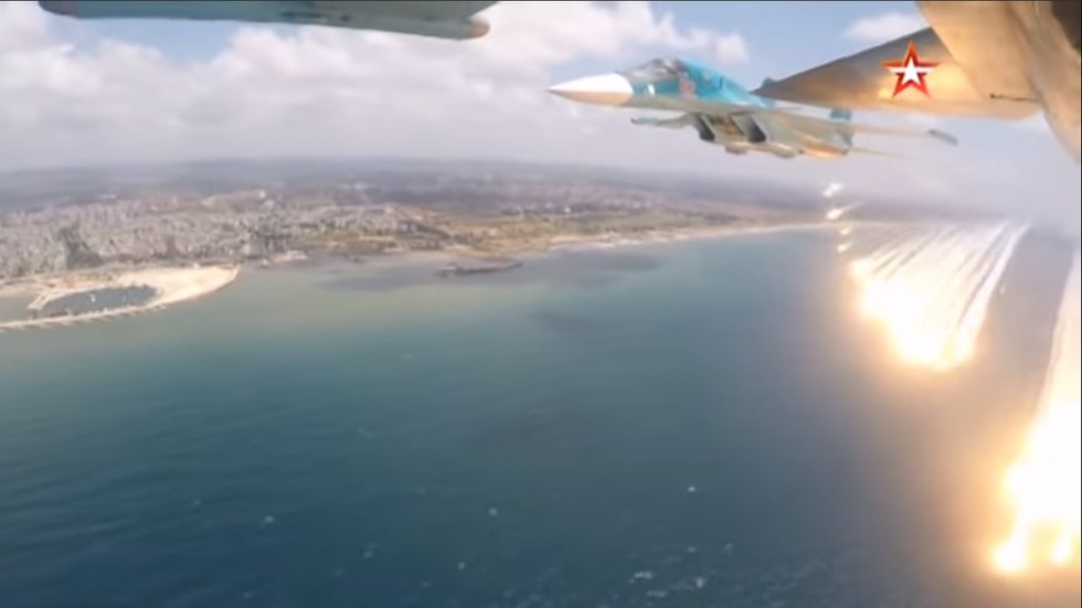 WATCH Su-35S fighter jet shoot flares in TRAINING SORTIE over Syria ...