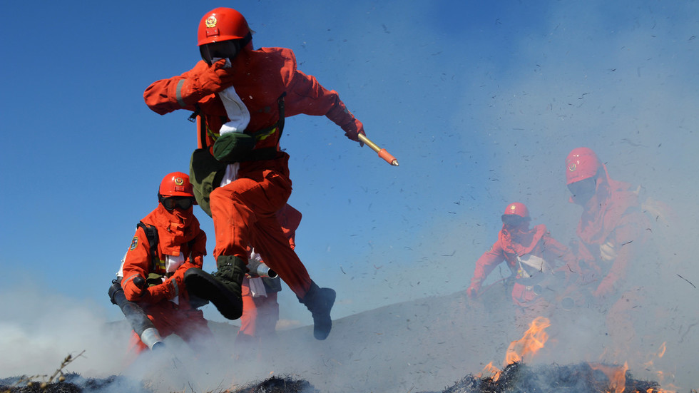 30 firefighters and volunteers die fighting forest fire in China — RT ...