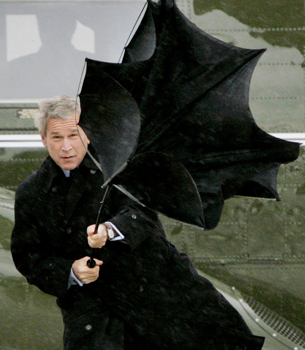 All the presidents’ umbrellas: How Trump & other world leaders struggle ...