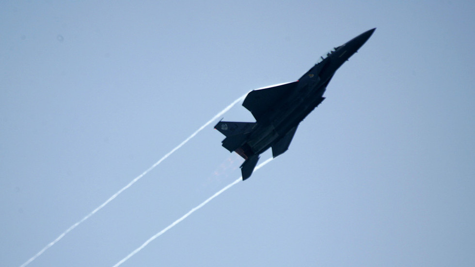 Armed F-16 jet crashes in California, damages warehouse – reports — RT ...