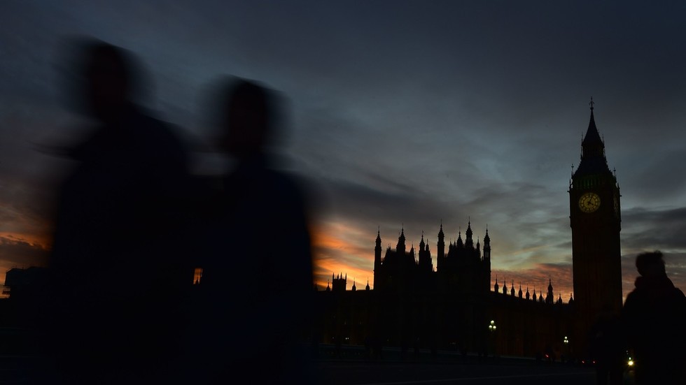 ‘Traffic chaos’ as large-scale power cuts hit London & SE England ...