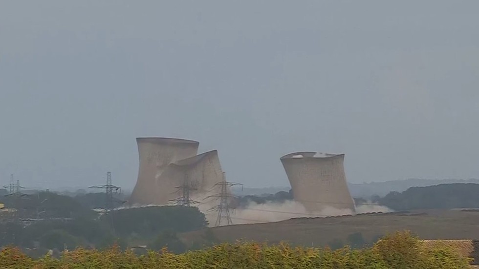 WATCH demolition of last cooling towers at England’s ‘eyesore’ power ...