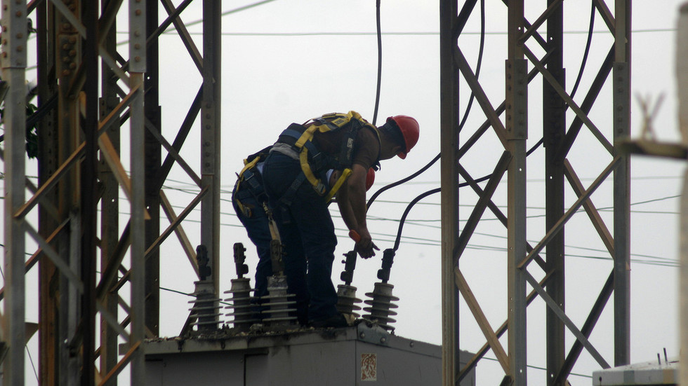 Russian worker narrowly ESCAPES DEATH after 6,000-volt electric shock ...
