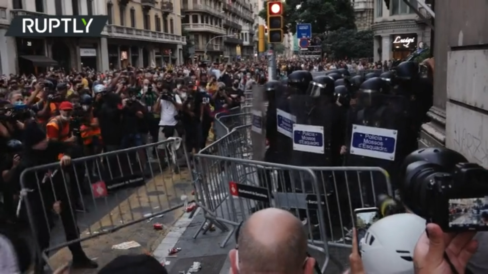 ‘We want independence now!’ Activists clash with police on Catalonia ...