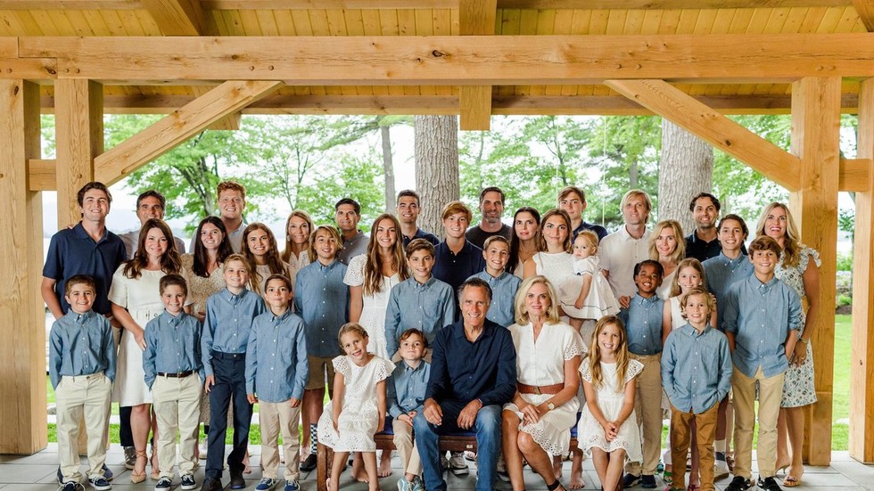 Liberal pundit responding to Christmas family photo tells GOP senator ...