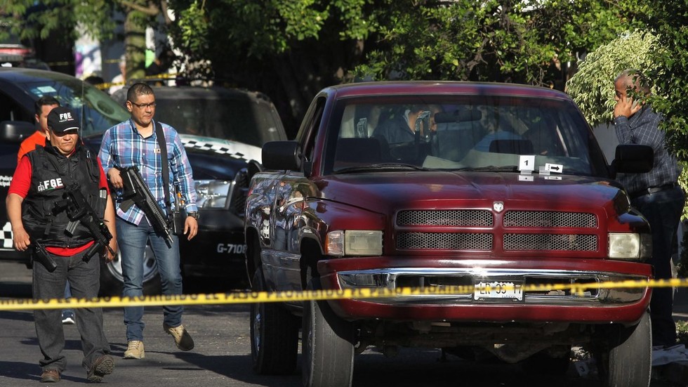 Mexican drug cartel shares video of hit man eating rival’s heart — RT ...