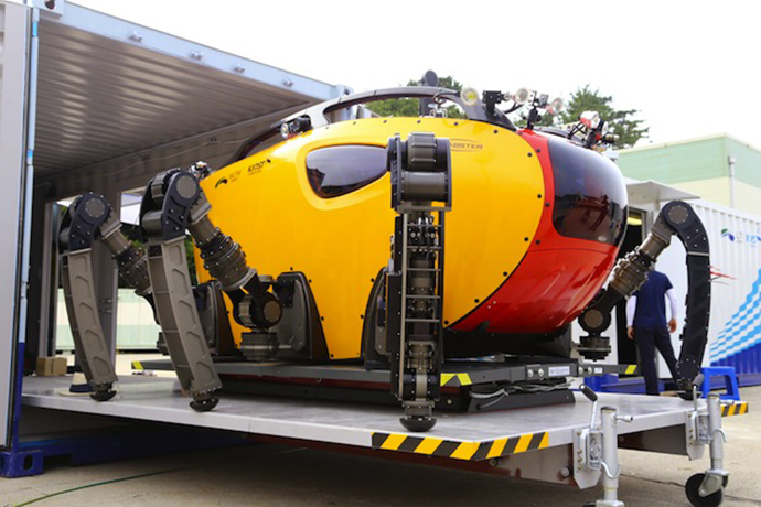 Crawling robo-crab seeks to revolutionize underwater exploration ...