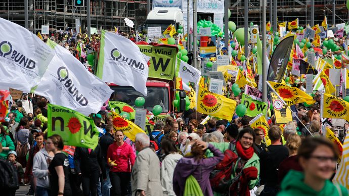 Tens of thousands demonstrate for renewable energy in Berlin (PHOTOS ...