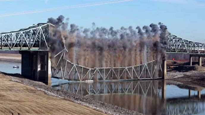 Smoke on the water: Stunning demolition of Illinois bridge (VIDEOS ...