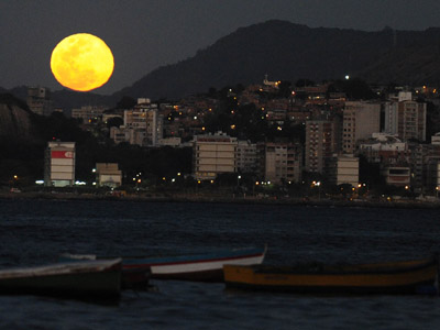 Kind of Blue: Second full moon in month fills night sky (PHOTOS) — RT ...