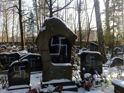 Jewish cemetery desecrated in Latvia — RT World News