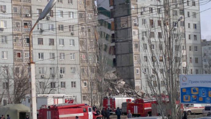 Moment of apartment block collapse caught on tape (VIDEO) — RT World News