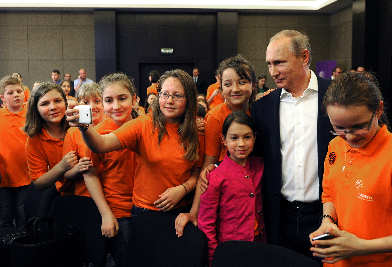 Vladimir Poutine répond aux questions d'élèves brillants à Sotchi — RT ...